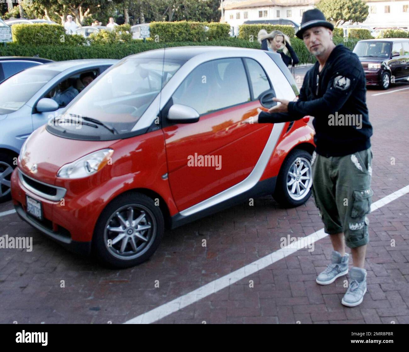 Comedian, TV personality and self-professed germaphobe Howie Mandel ...