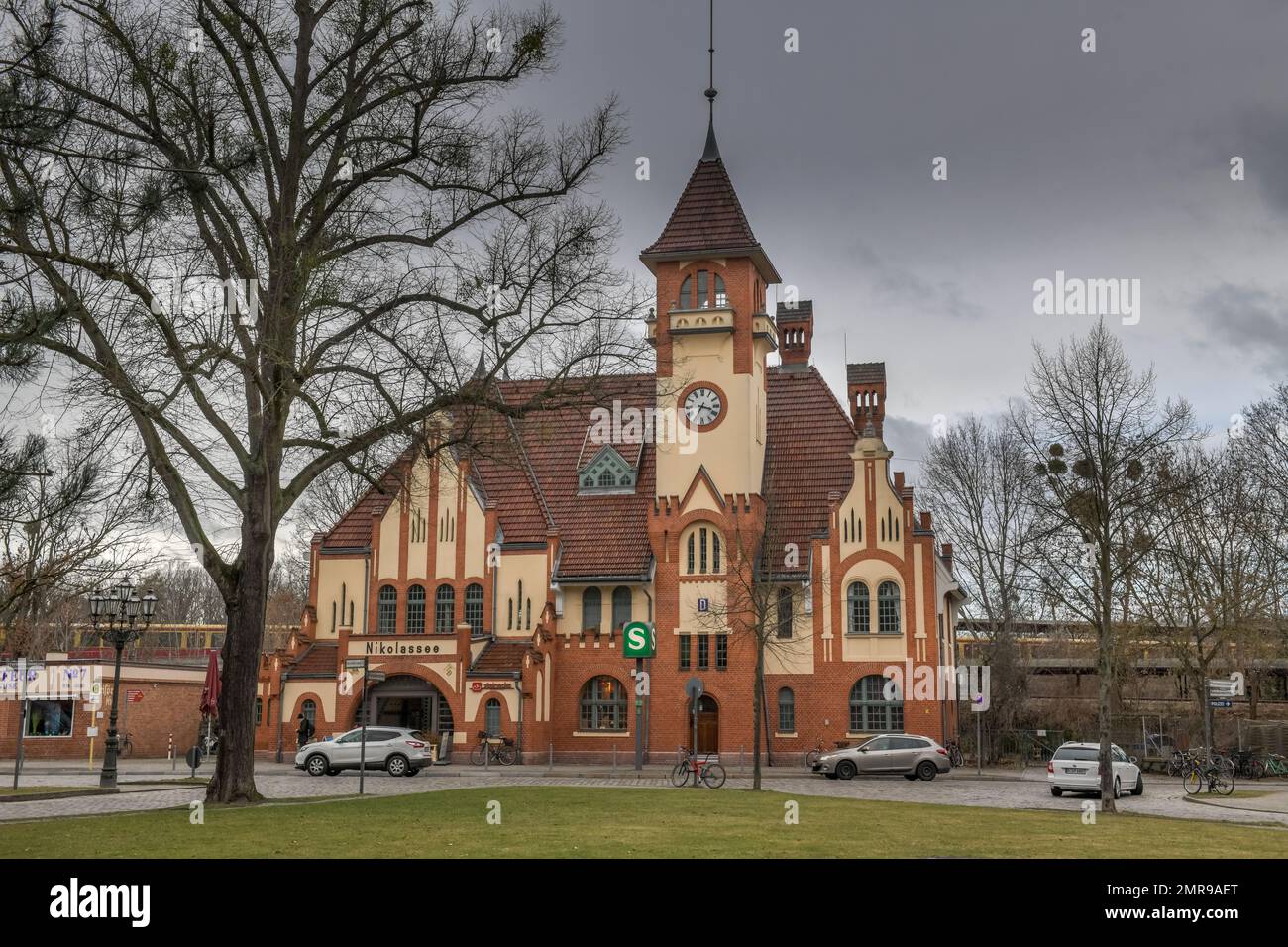 S bahn nikolassee hi-res stock photography and images - Alamy