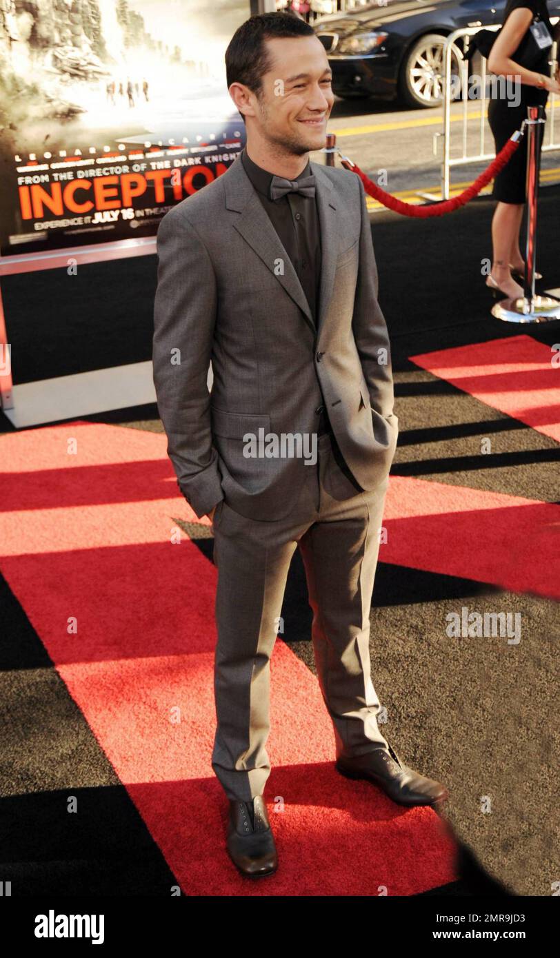Joseph Gordon-Levitt in a cute bow tie on the red carpet at GraumanÕs ...