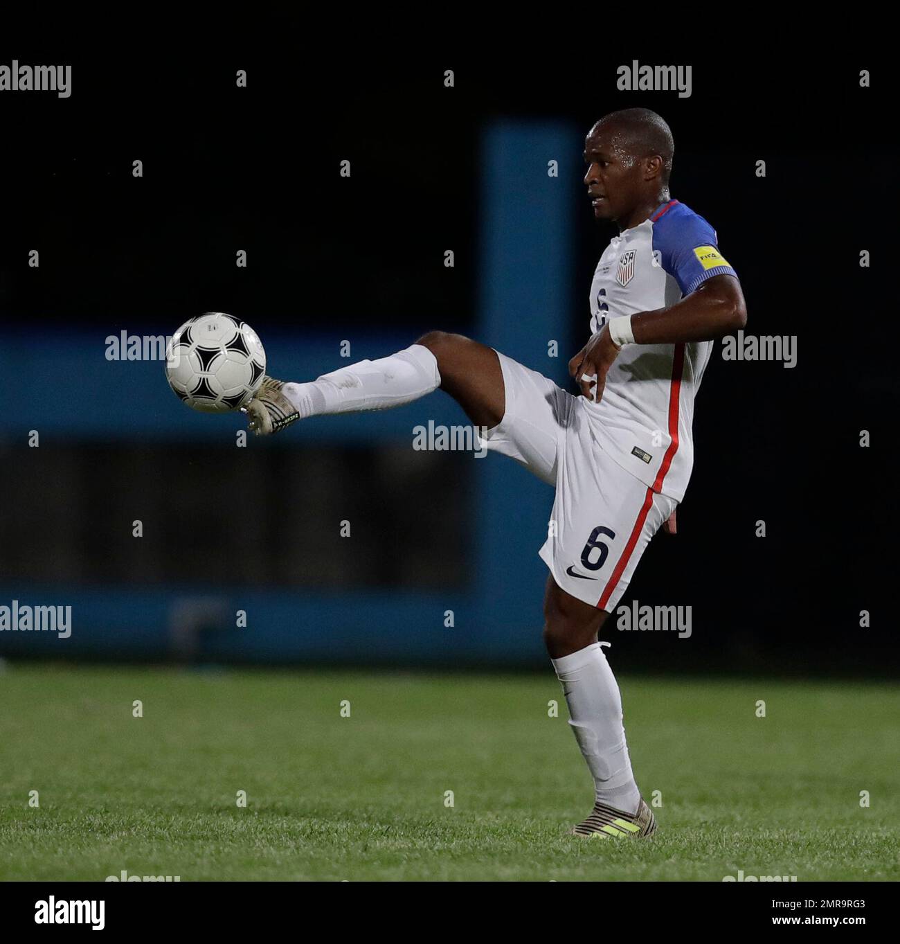 The United States' Darlington Nagbe controls the ball during a World ...