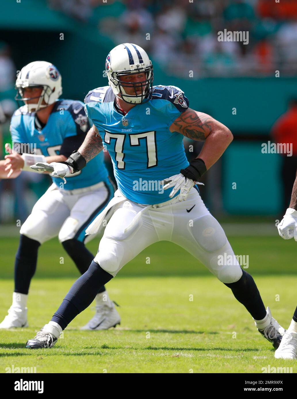 Tennessee Titans offensive tackle Taylor Lewan (77) sets to block ...