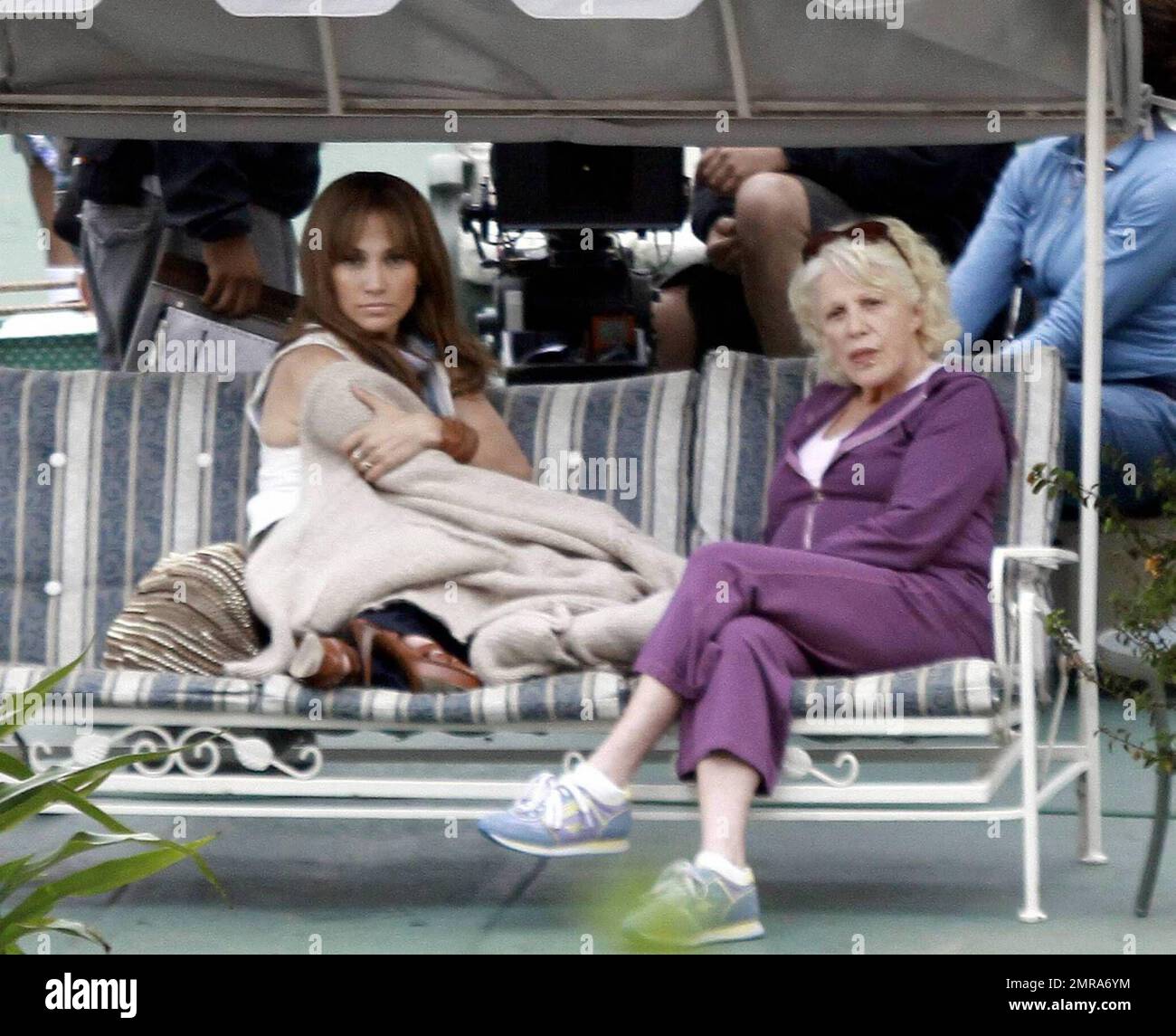 Jennifer Lopez films on set for her new movie "The Back Up Plan" in Los ...