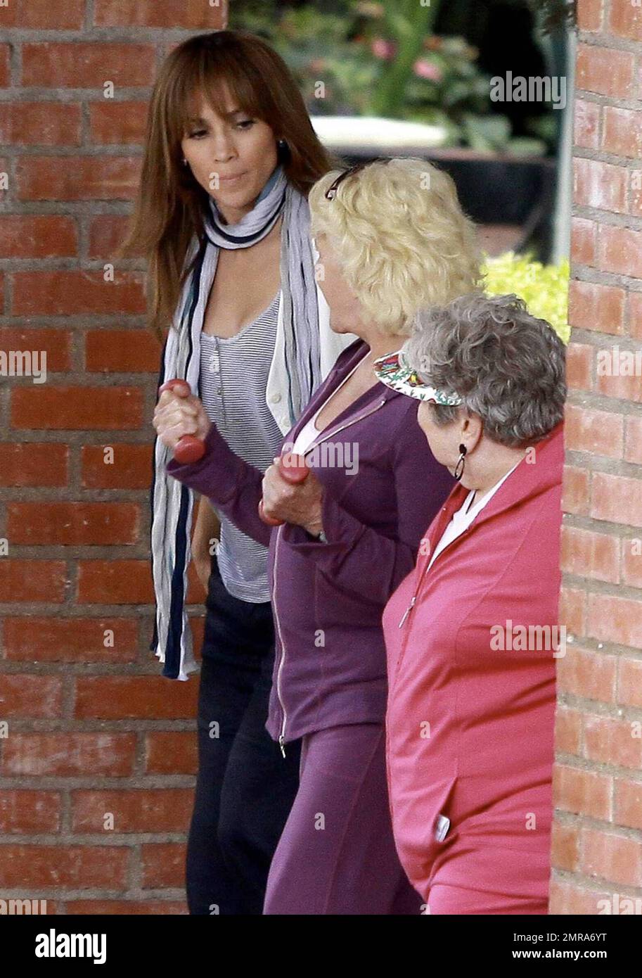 Jennifer Lopez films on set for her new movie "The Back Up Plan" in Los ...