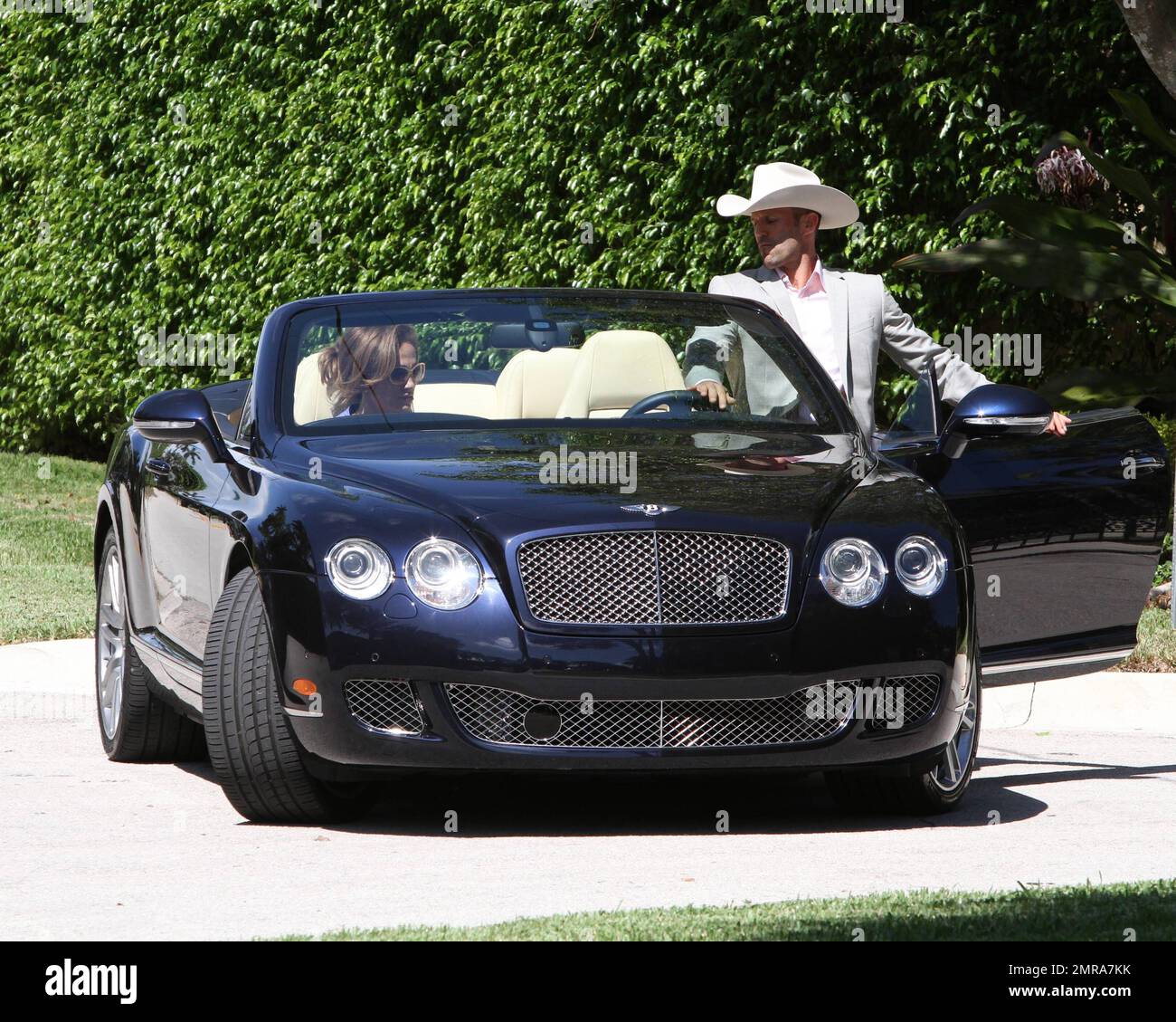 Jennifer Lopez and Jason Statham film scenes in a convertible Bentley ...