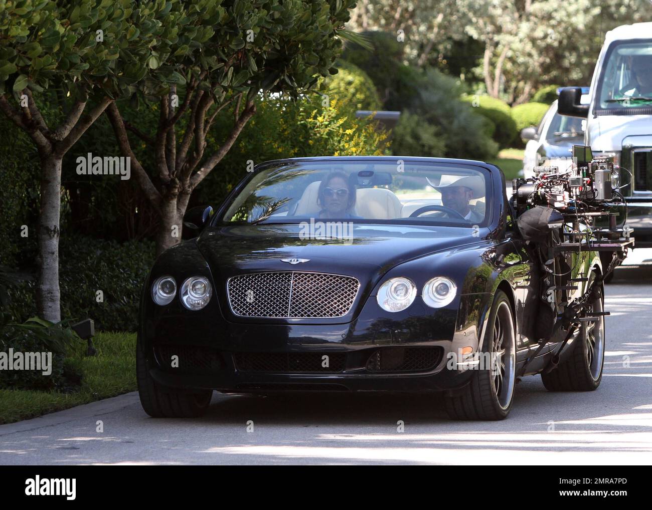 Jennifer Lopez and Jason Statham film scenes in a convertible Bentley ...