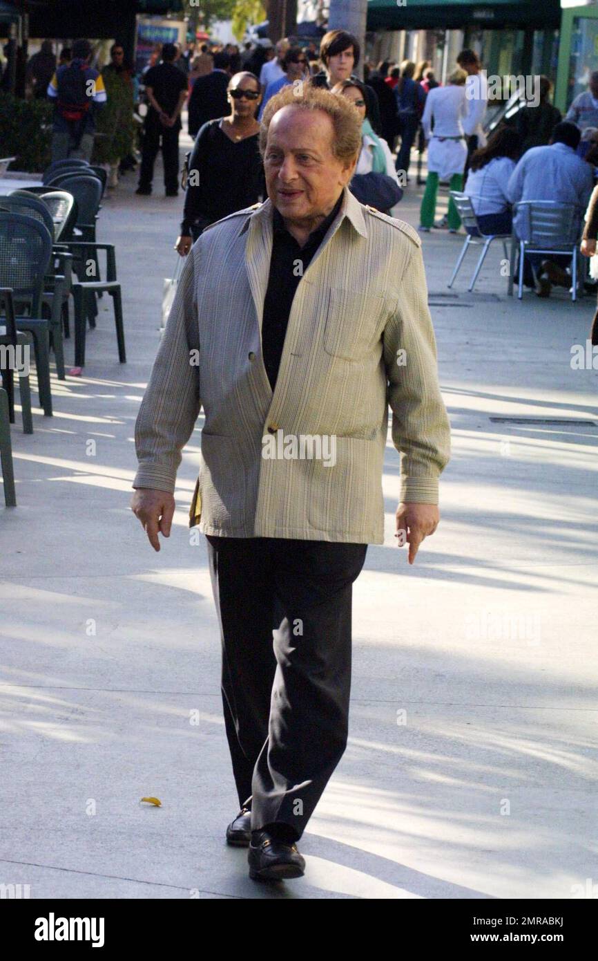 Exclusive!! An aging Jackie Mason strolls on Miami Beach's Licoln Road ...