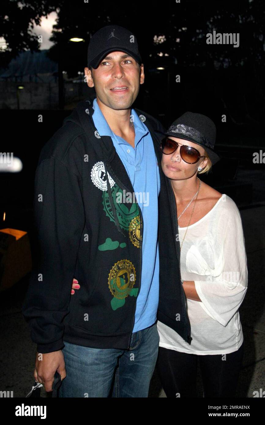 Happy newlywed couple "My Name Is Earl" star Jaime Pressly and husband ...