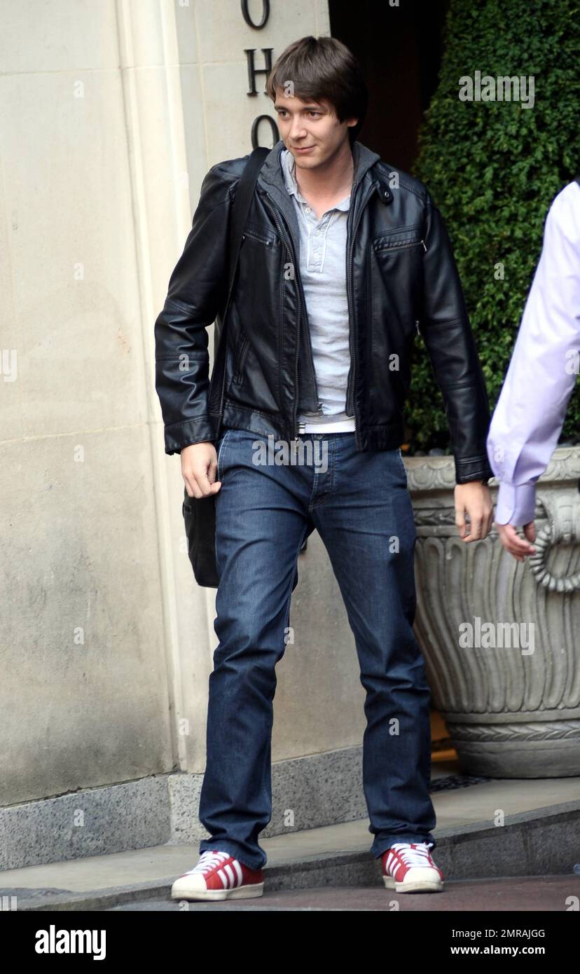 English actors best known for their roles as Fred and George Weasley in ...