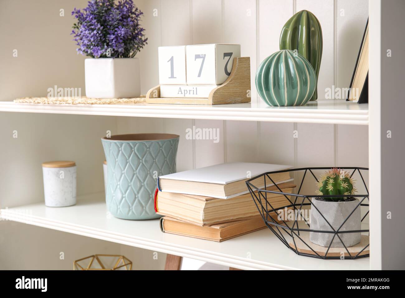 Modern shelf unit books hi-res stock photography and images - Alamy