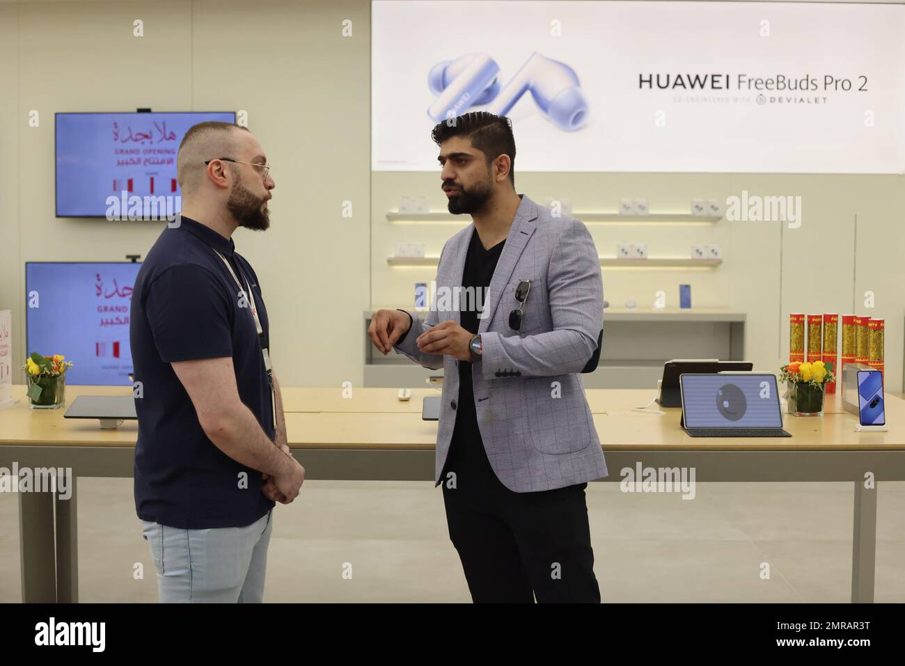 Jeddah, Saudi Arabia. 31st Jan, 2023. A visitor talks with a staff ...