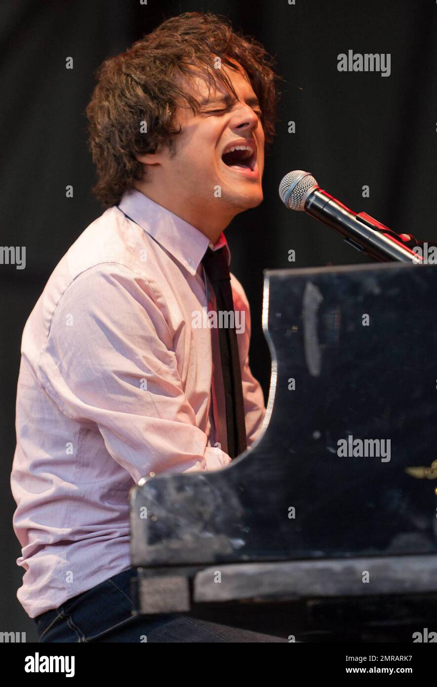 Tv reality show house singing hi-res stock photography and images - Alamy