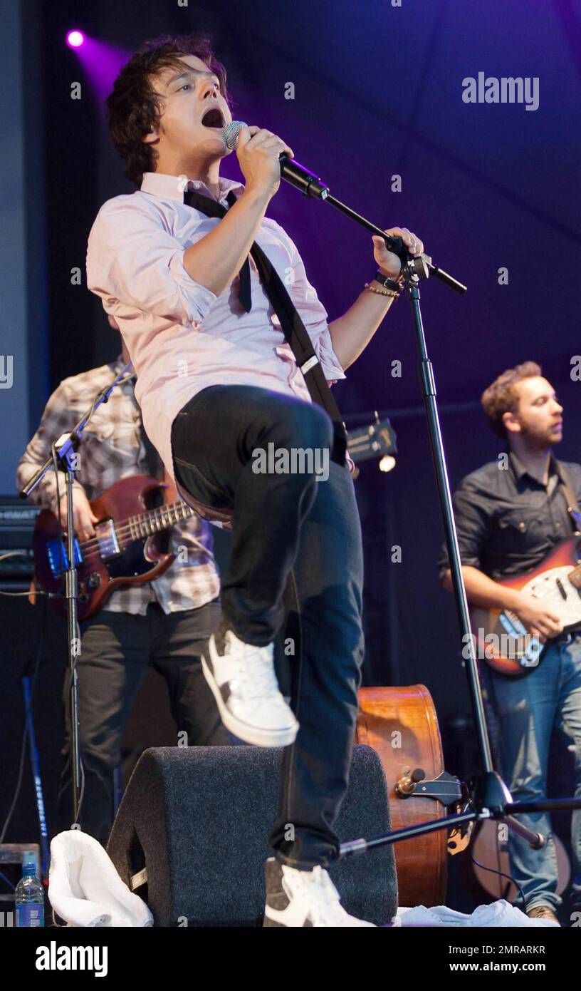 Tv reality show house singing hi-res stock photography and images - Alamy