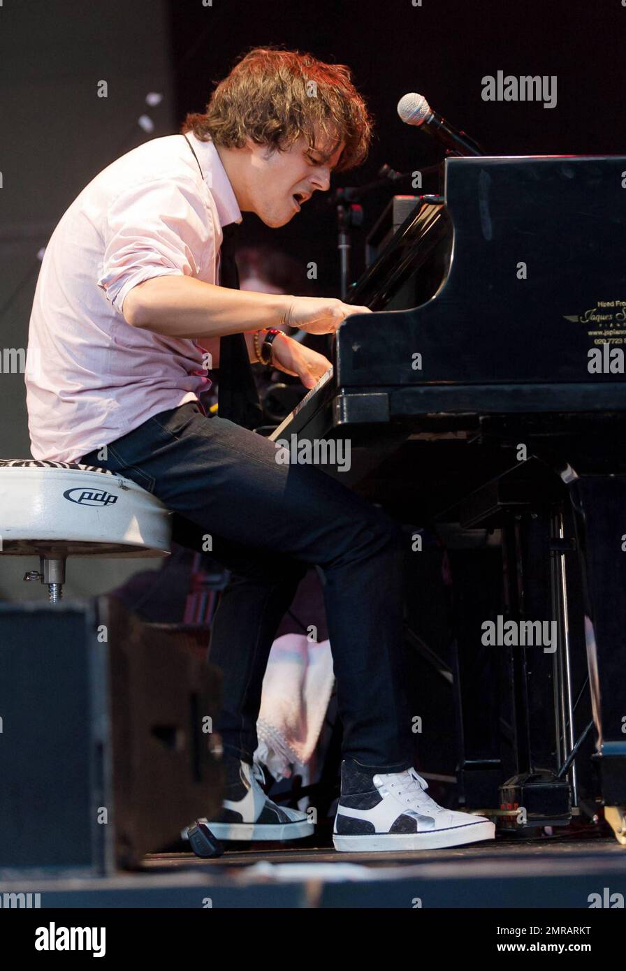 Tv reality show house singing hi-res stock photography and images - Alamy