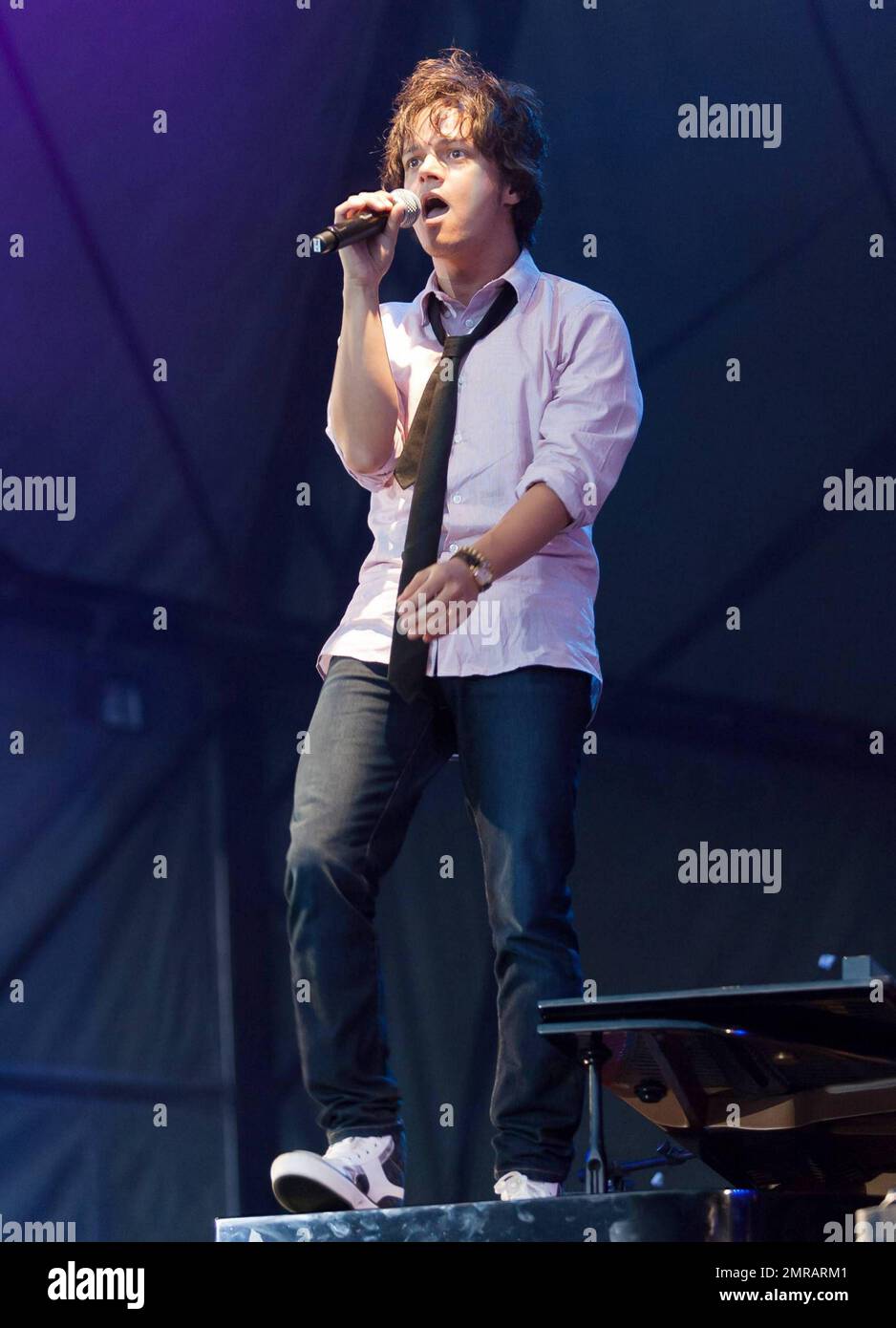 Tv reality show house singing hi-res stock photography and images - Alamy