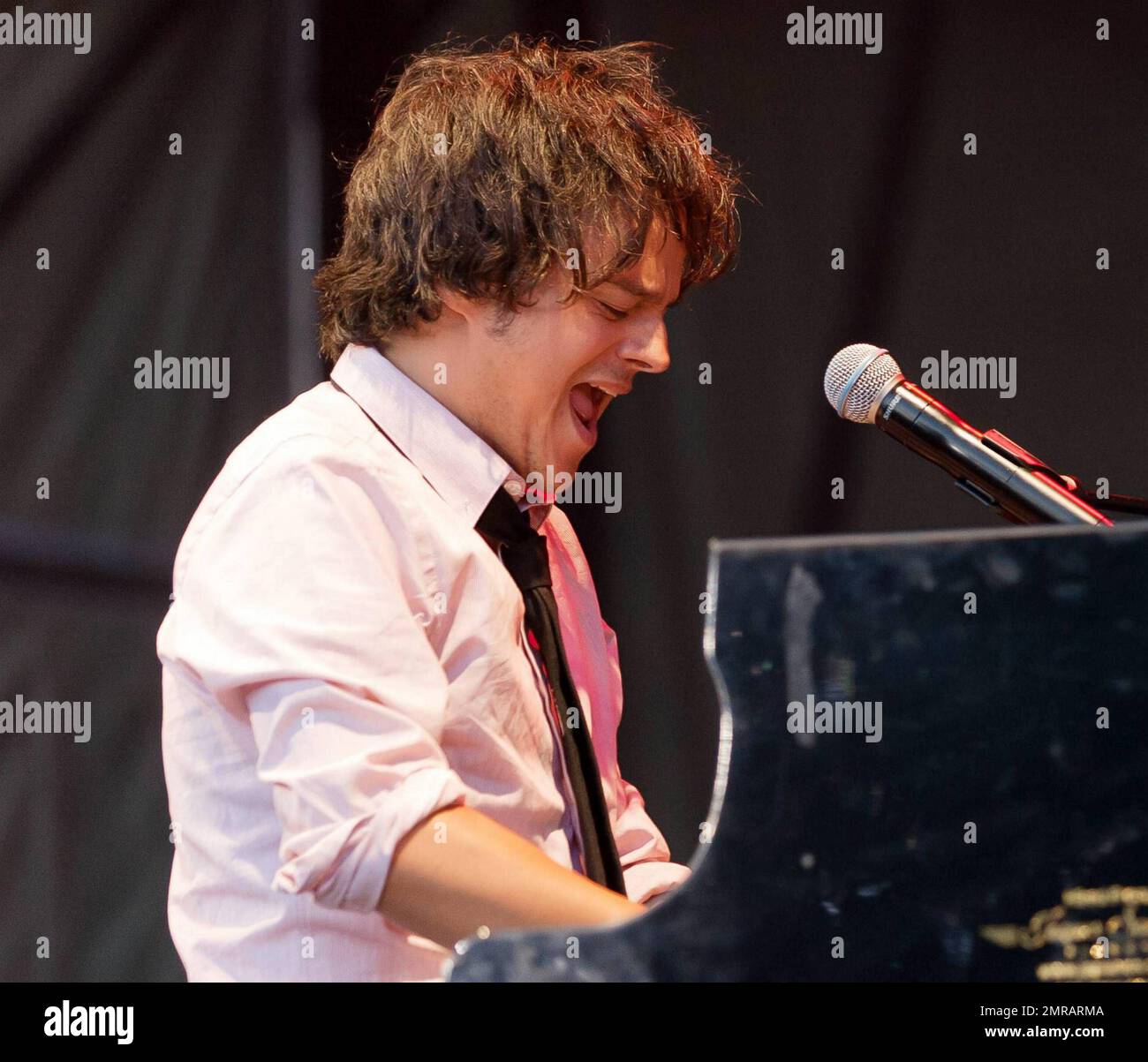 Tv reality show house singing hi-res stock photography and images - Alamy