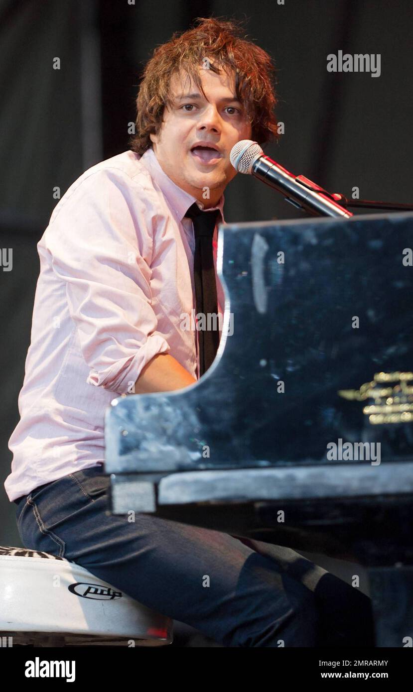 Tv reality show house singing hi-res stock photography and images - Alamy