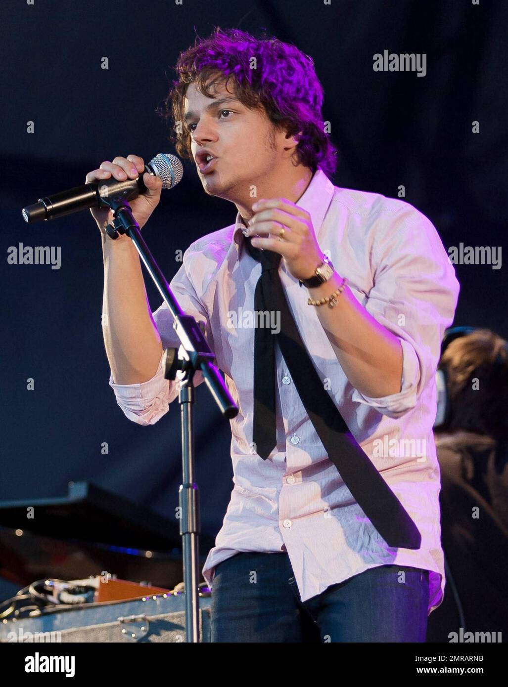 Tv reality show house singing hi-res stock photography and images - Alamy