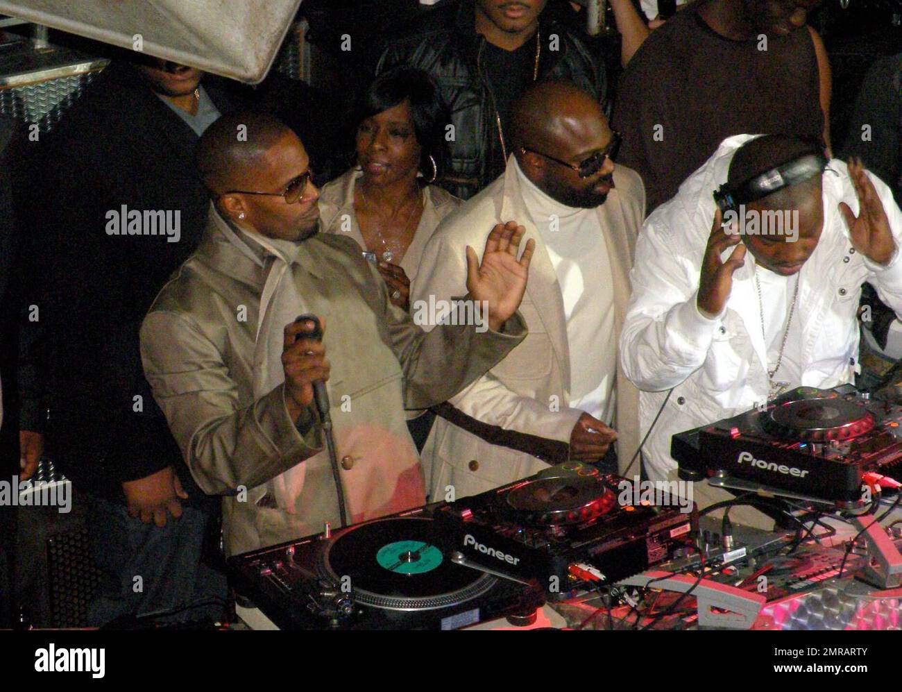 Exclusive!! Oscar-winning actor and singer Jamie Foxx hosts a preview ...