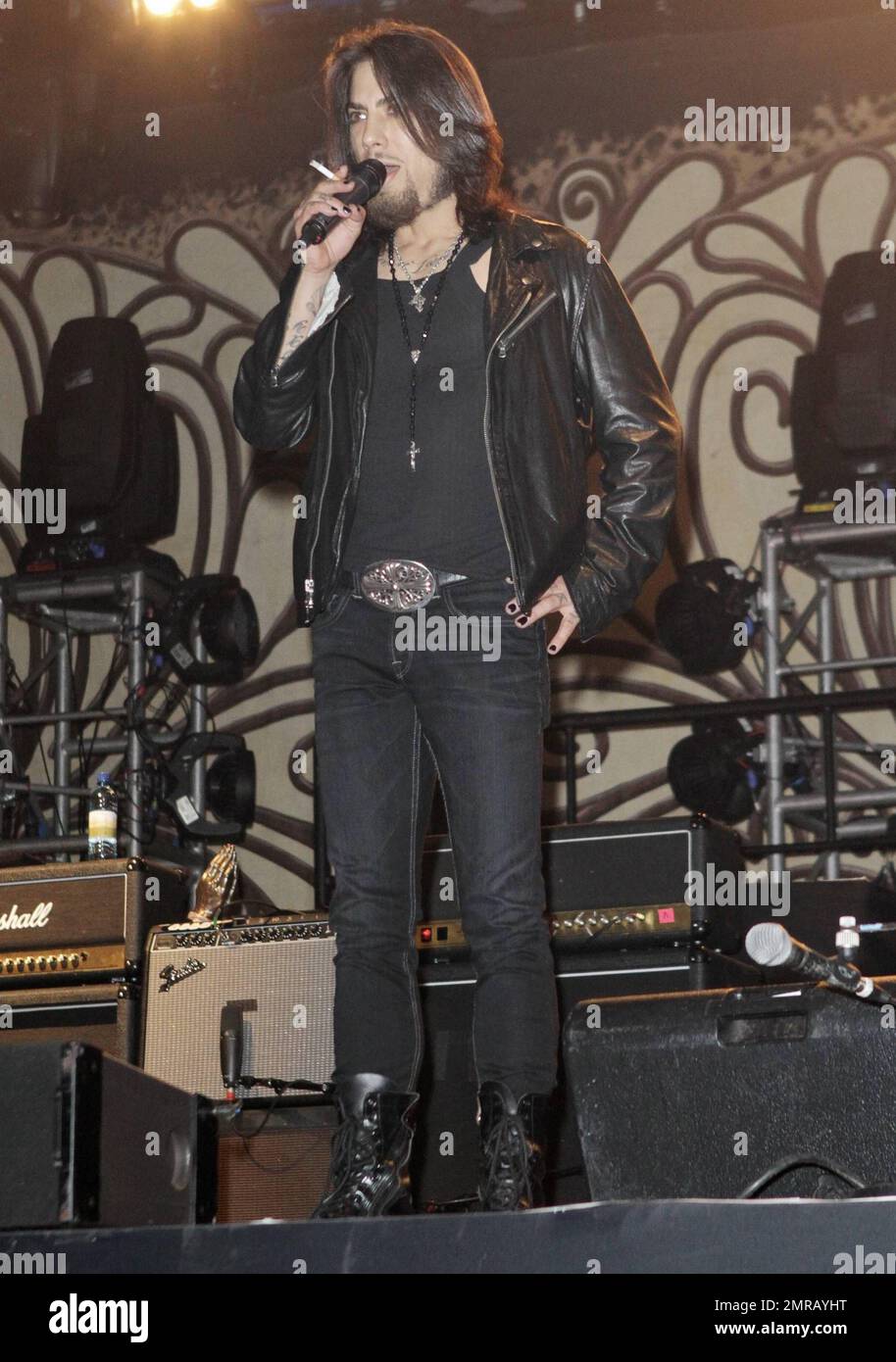 Dave Navarro of Janes Addiction goes on stage at the Reading Festival ...