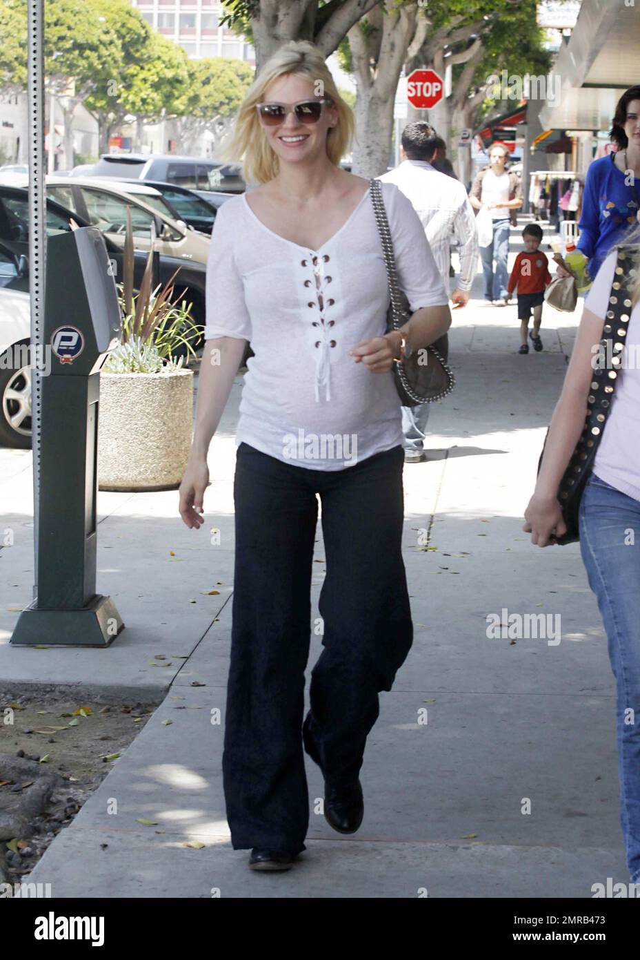 A pregnant January Jones and a friend grab lunch in Hollywood before ...