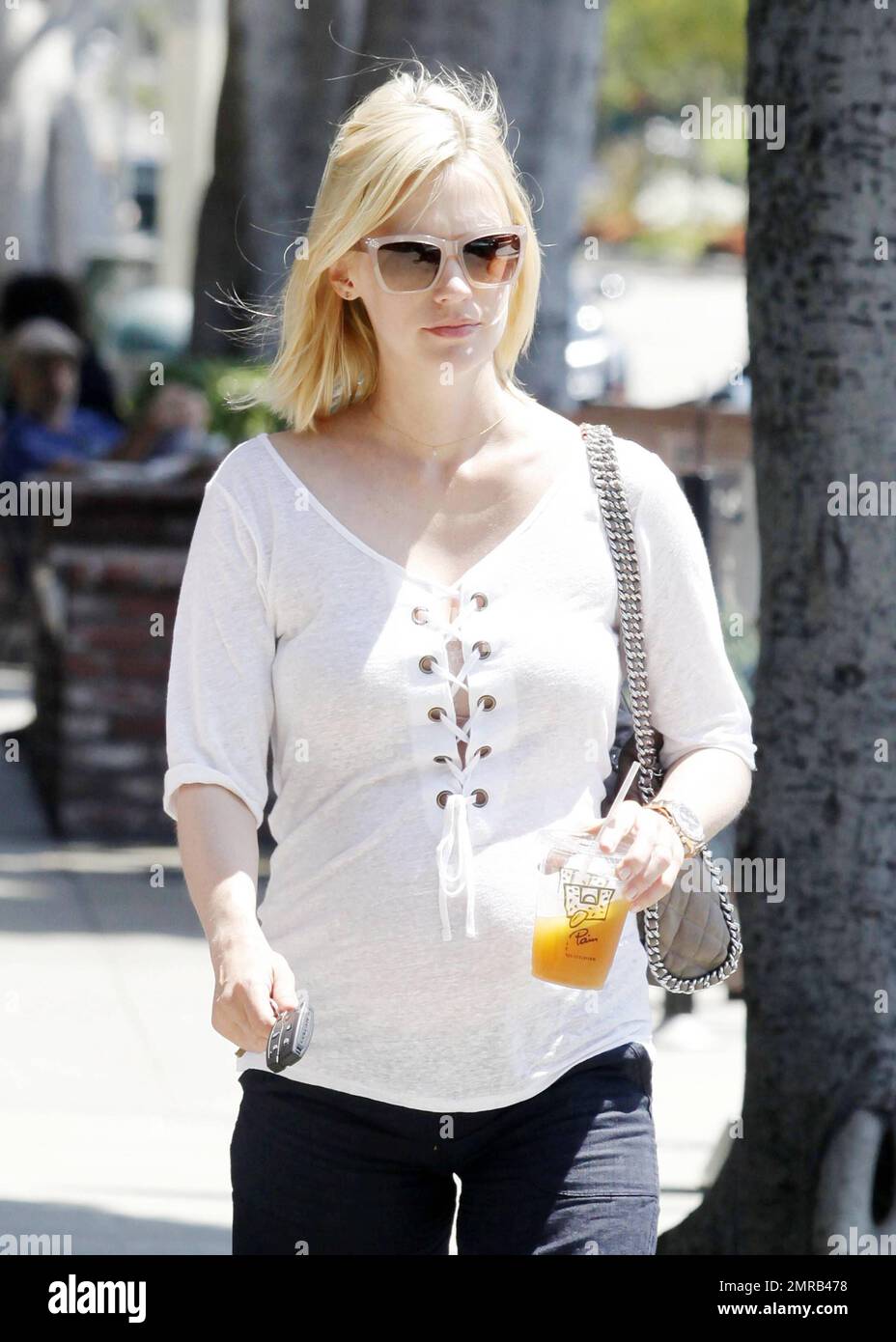 A pregnant January Jones and a friend grab lunch in Hollywood before ...