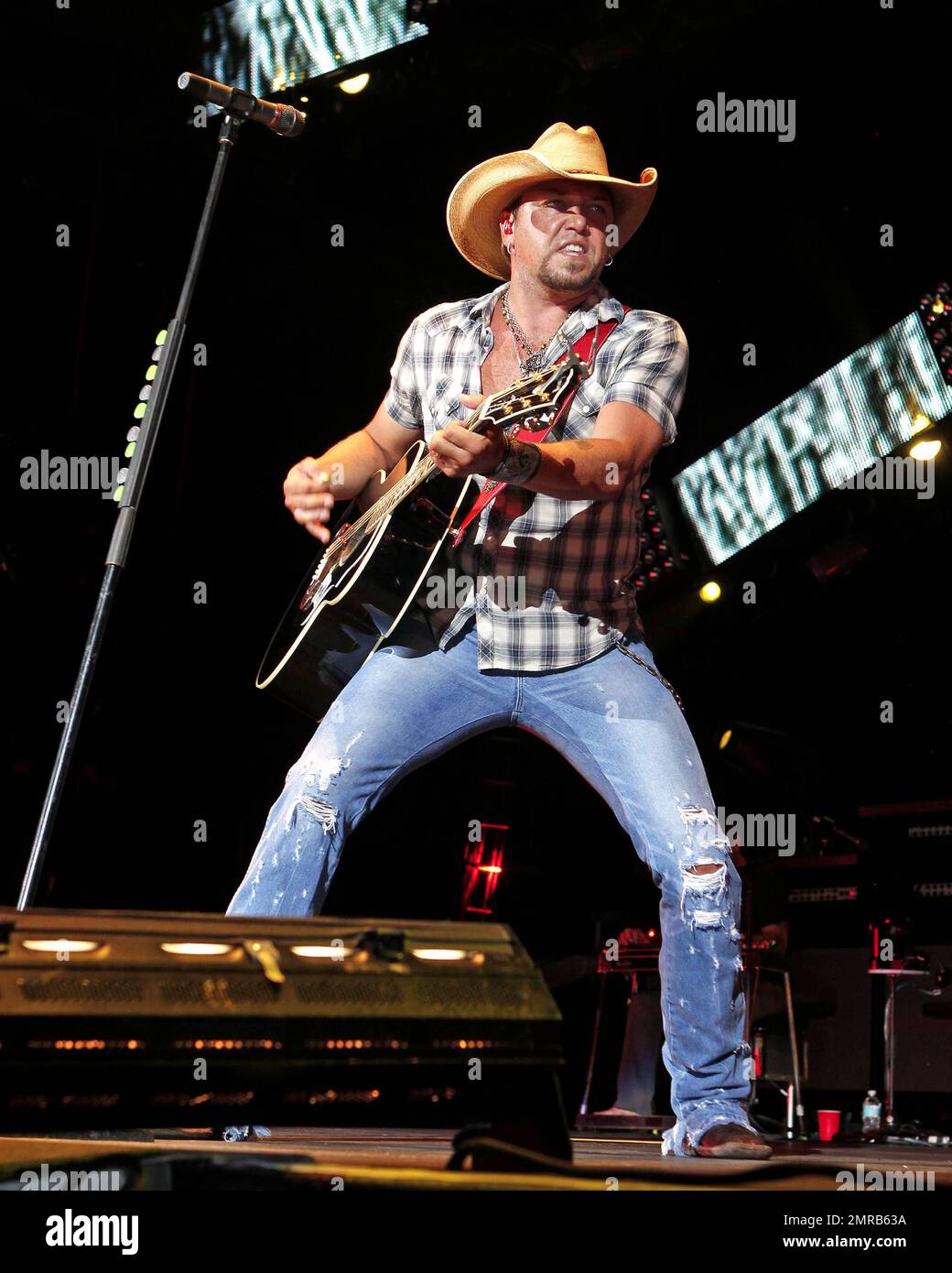 Country singing superstar Jason Aldean performs at the Cruzan ...