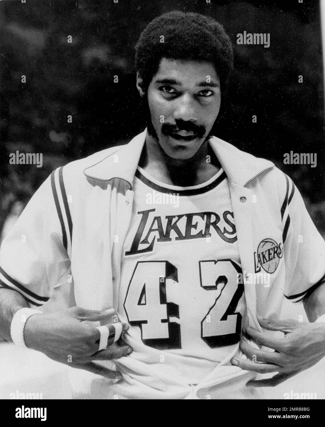 FILE - In this Nov. 2, 1973, file photo, Connie Hawkins shows off his ...