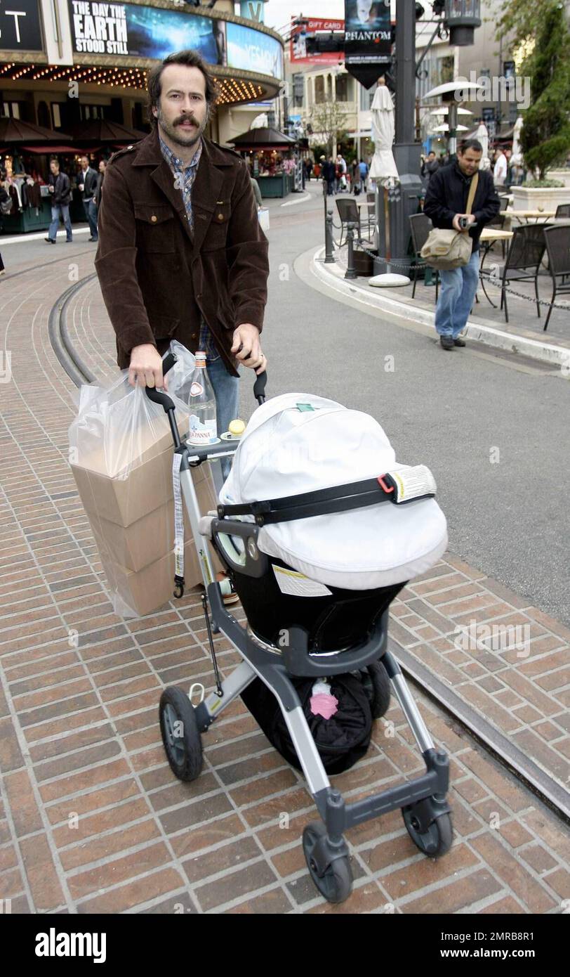 "My Name Is Earl" star Jason Lee spends some quality time with his ...