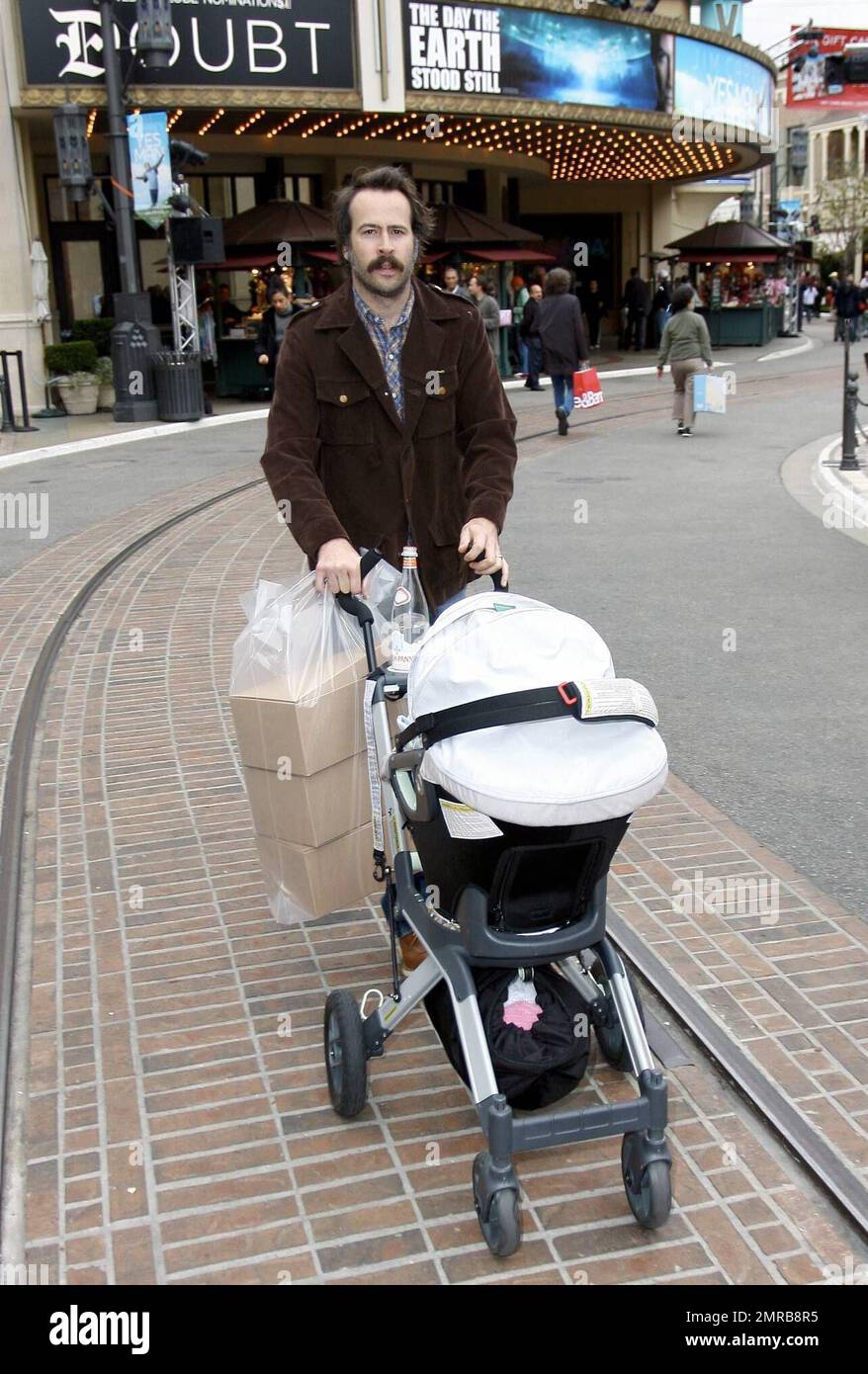 "My Name Is Earl" star Jason Lee spends some quality time with his ...