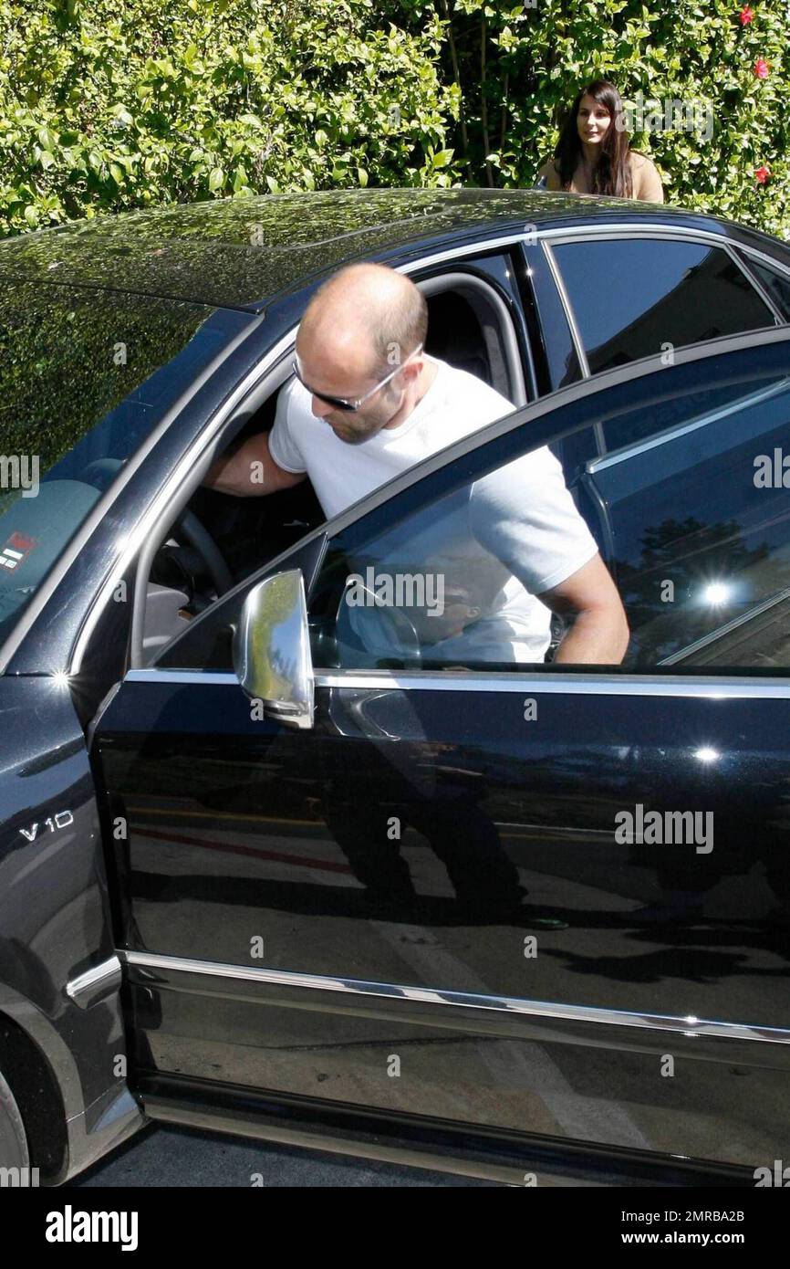 In a rush to get away from two photographers, Jason Statham leaves ...