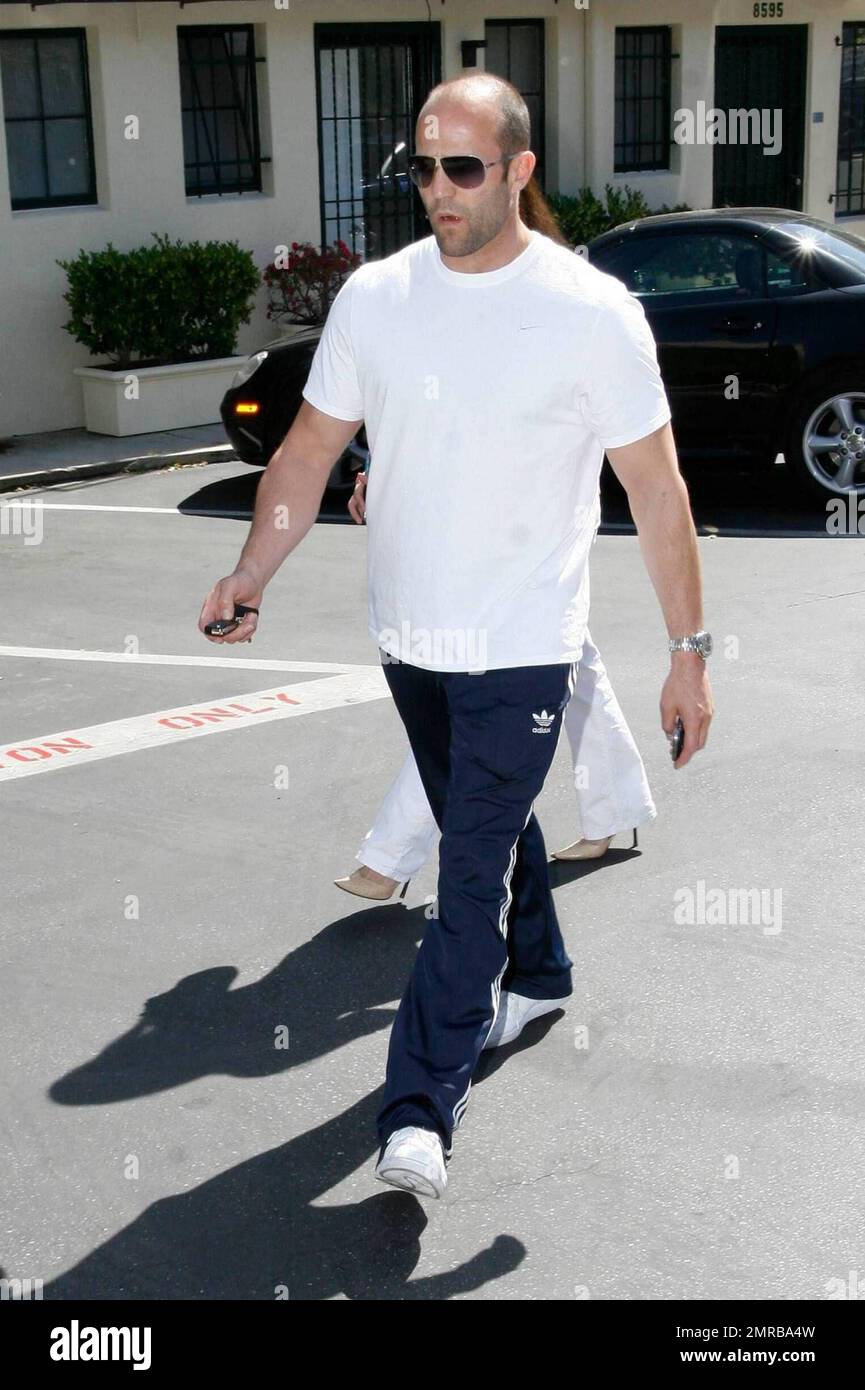 In a rush to get away from two photographers, Jason Statham leaves ...
