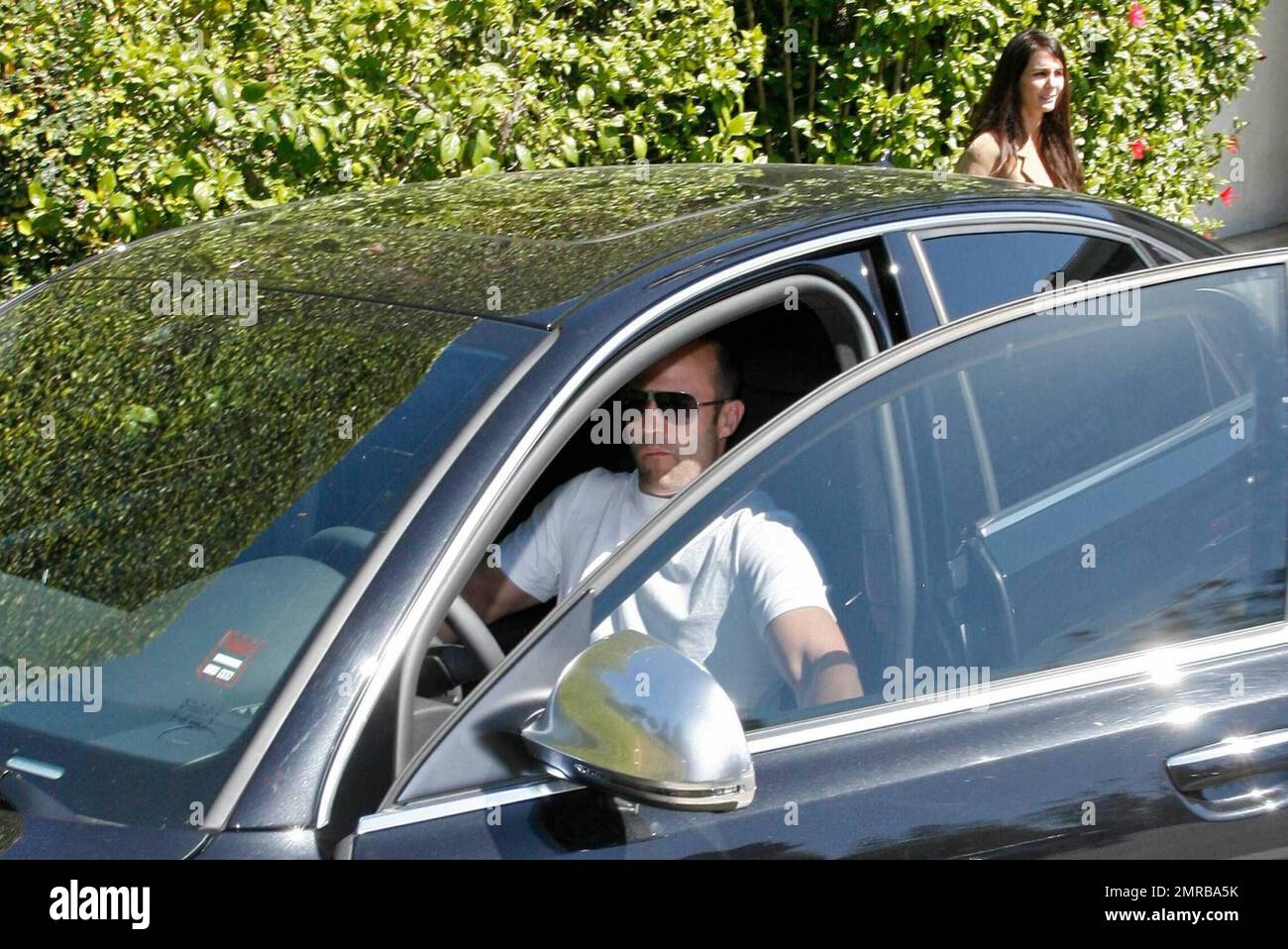 In a rush to get away from two photographers, Jason Statham leaves ...