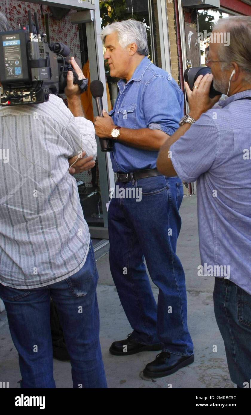 Jay Leno shows a passerby photos of some of the world's most well known ...
