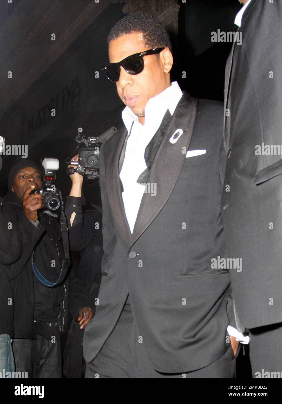 Jay-Z, escorted by a bodyguard and without wife Beyonce Knowles, spends ...