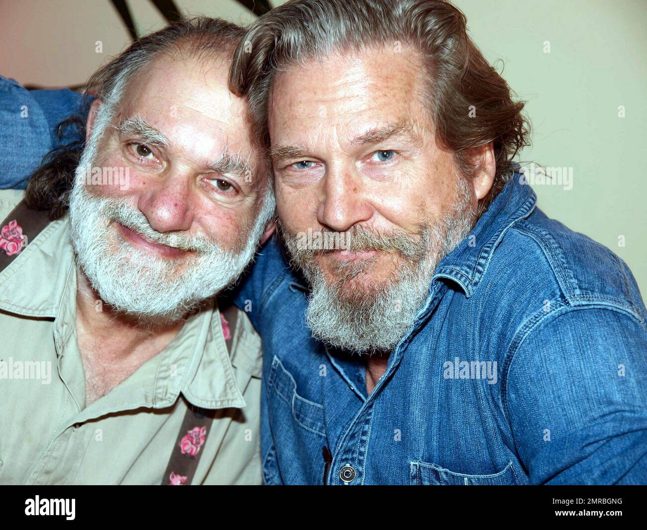 Oscar-winning actor Jeff Bridges poses for photos with Zen Master ...