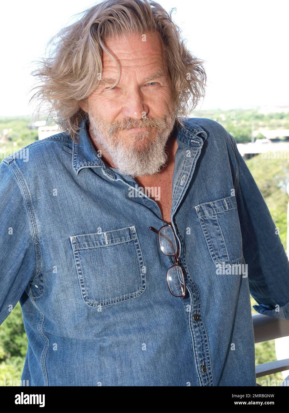 Oscar-winning actor Jeff Bridges poses for photos with Zen Master ...