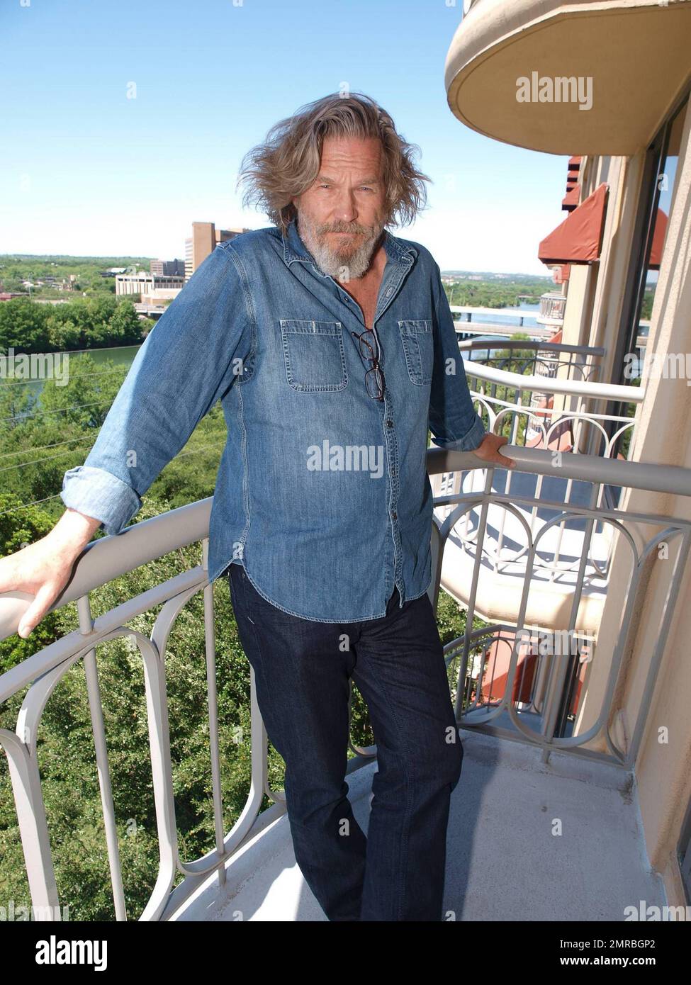 Oscar-winning actor Jeff Bridges poses for photos with Zen Master ...