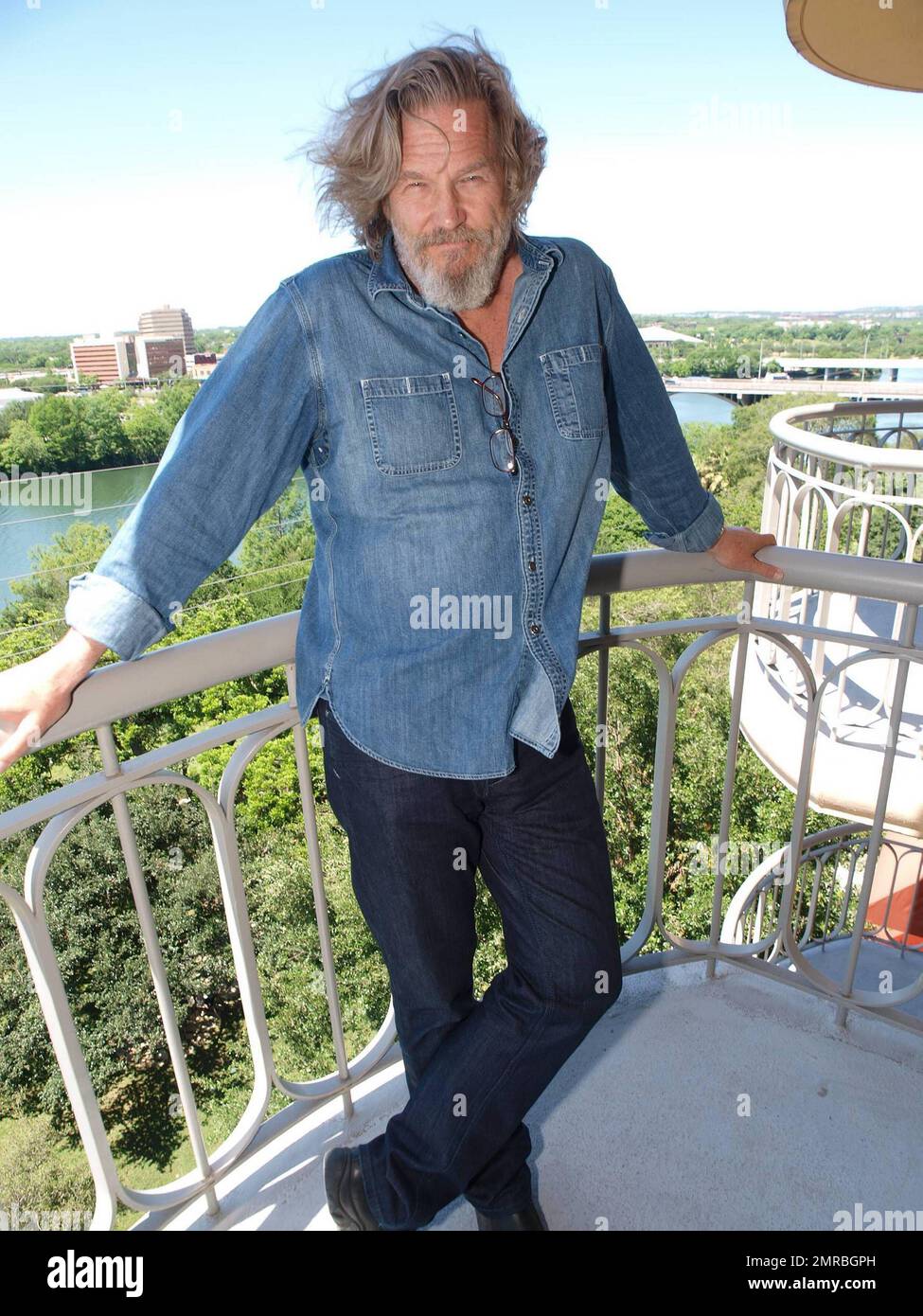 Oscar-winning actor Jeff Bridges poses for photos with Zen Master ...