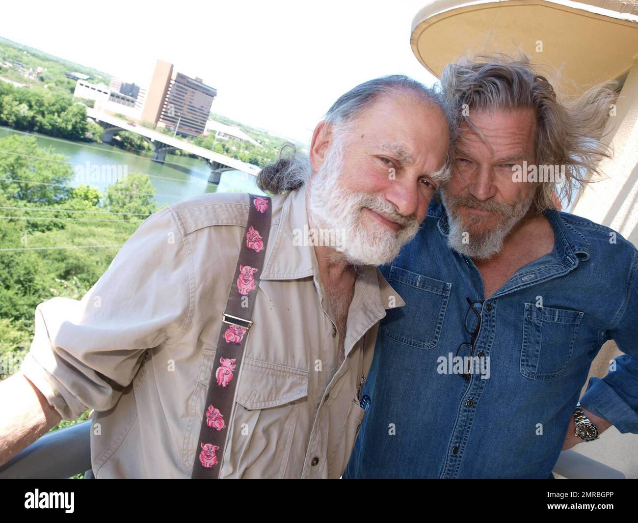 Oscar-winning actor Jeff Bridges poses for photos with Zen Master ...
