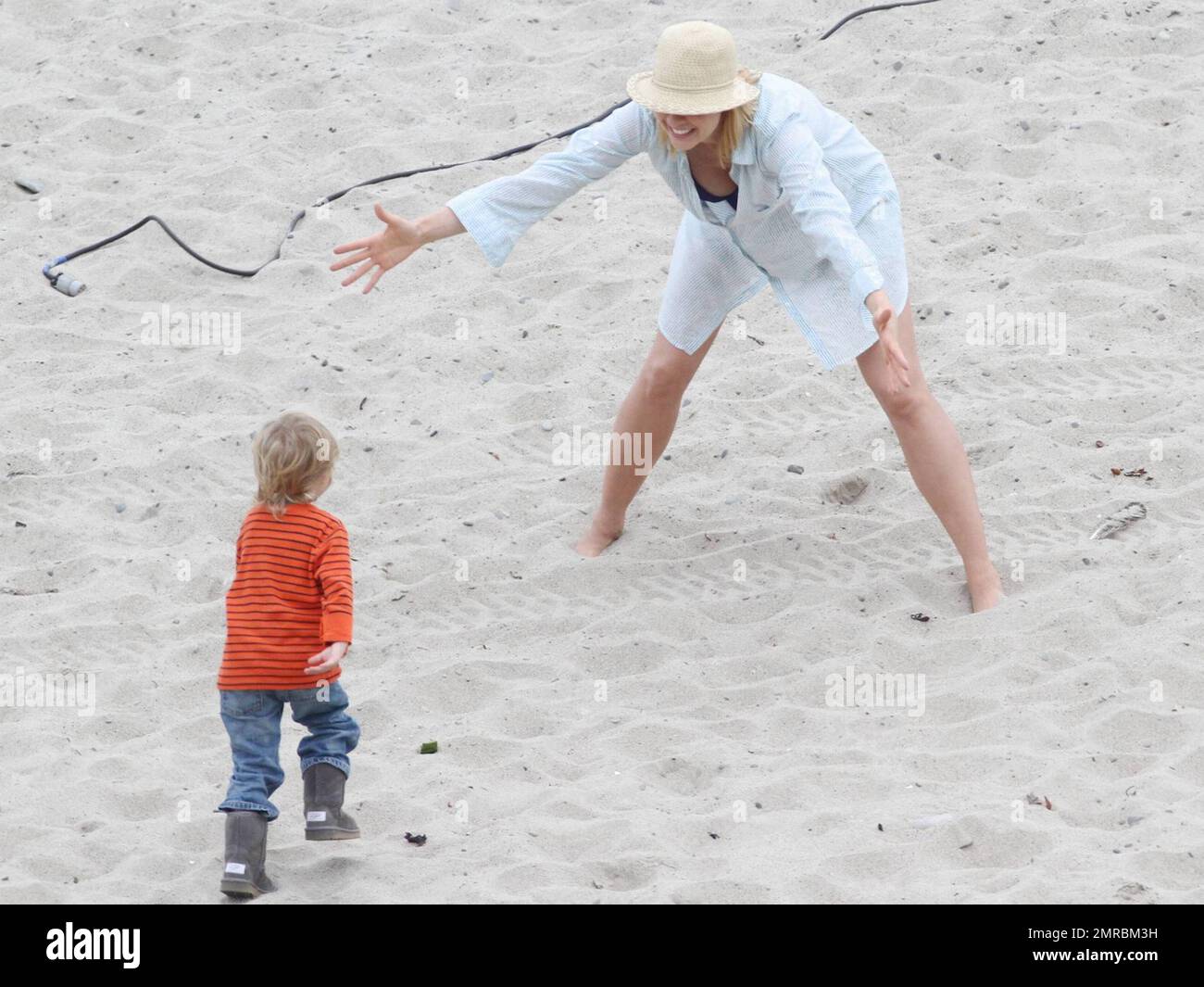 Actress Jenna Elfman has a great time on the set of "Friends with ...