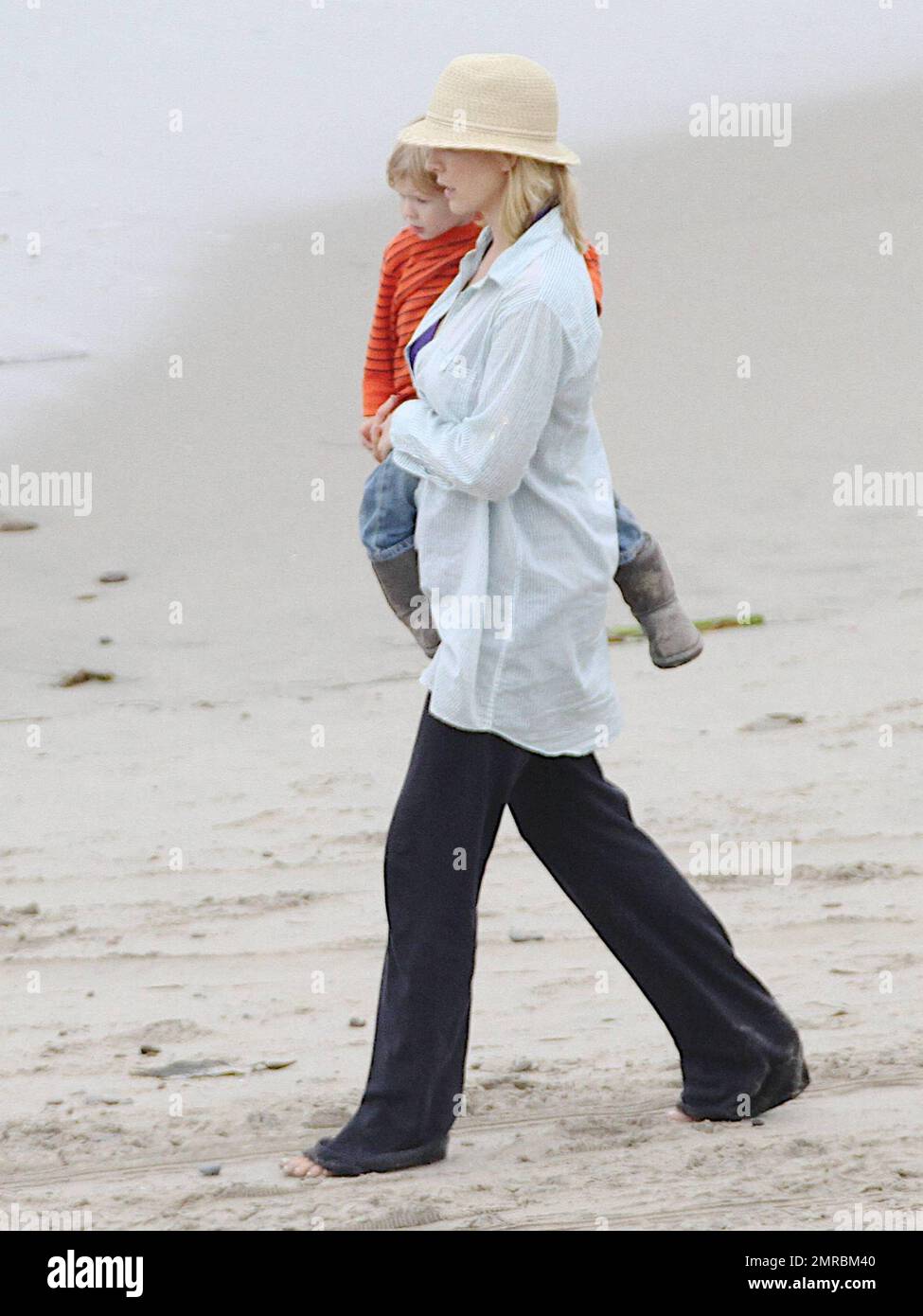 Actress Jenna Elfman has a great time on the set of "Friends with ...