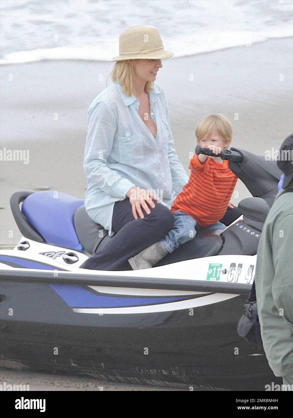 Actress Jenna Elfman has a great time on the set of "Friends with ...