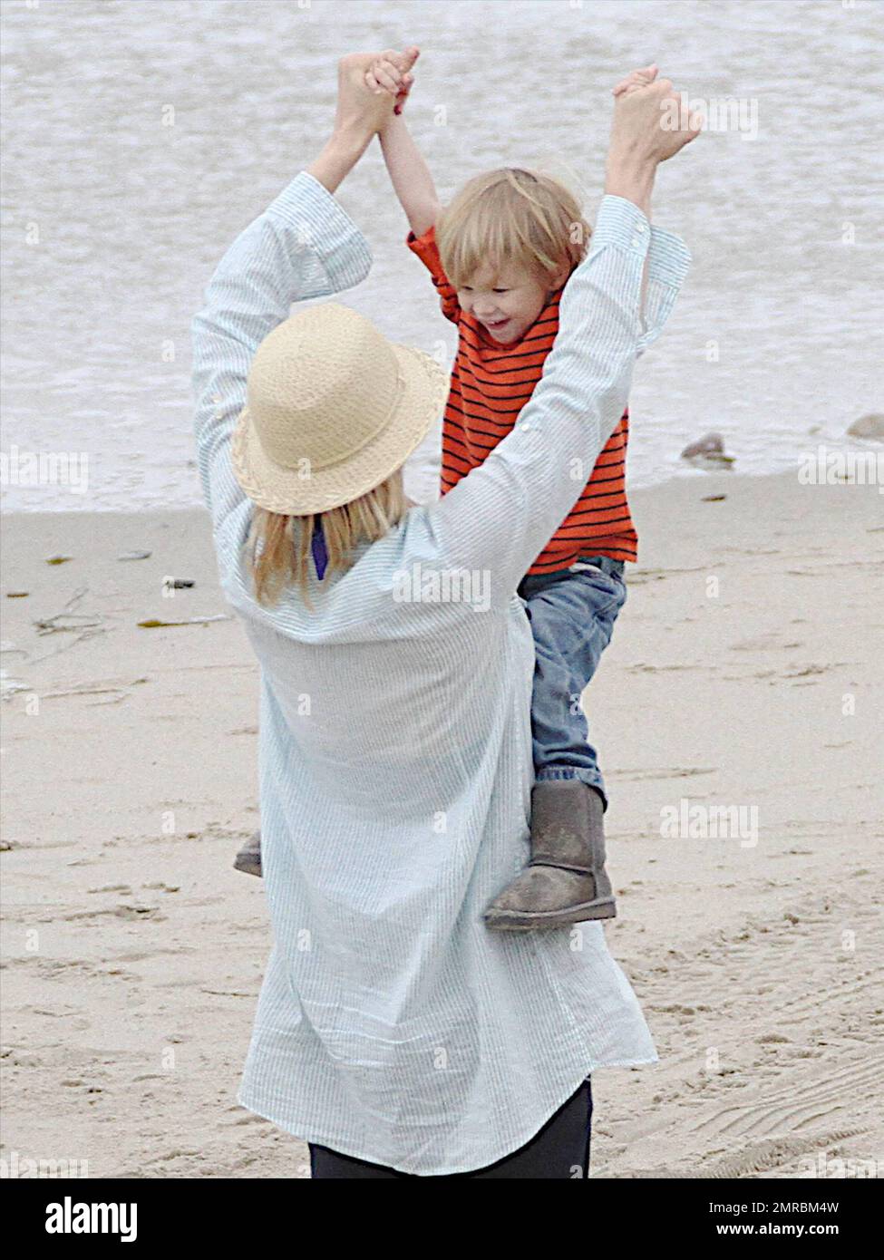 Actress Jenna Elfman has a great time on the set of "Friends with ...