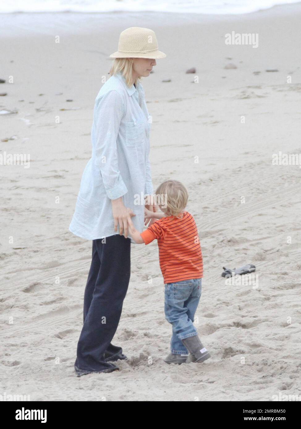 Actress Jenna Elfman has a great time on the set of "Friends with ...