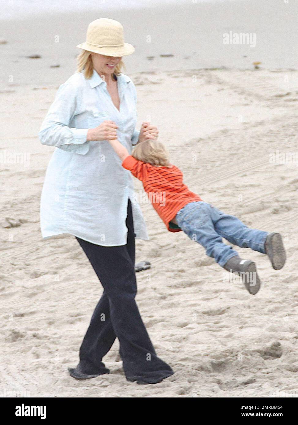 Actress Jenna Elfman has a great time on the set of "Friends with ...