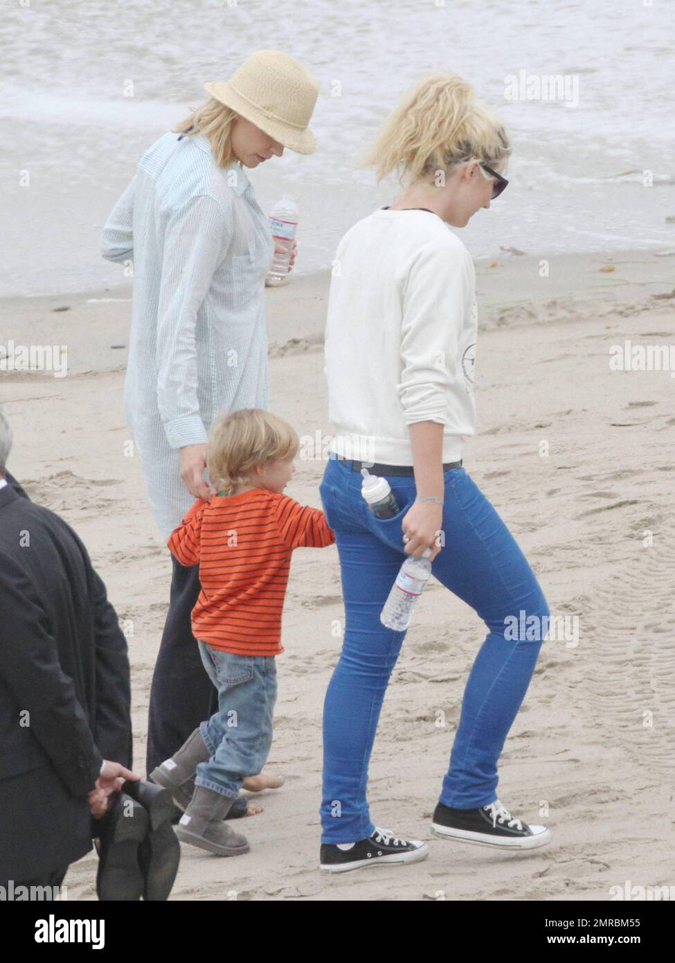 Actress Jenna Elfman has a great time on the set of "Friends with ...