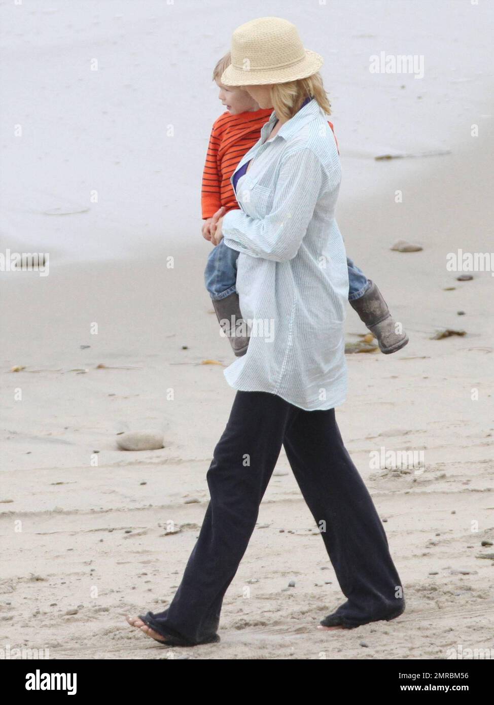 Actress Jenna Elfman has a great time on the set of "Friends with ...