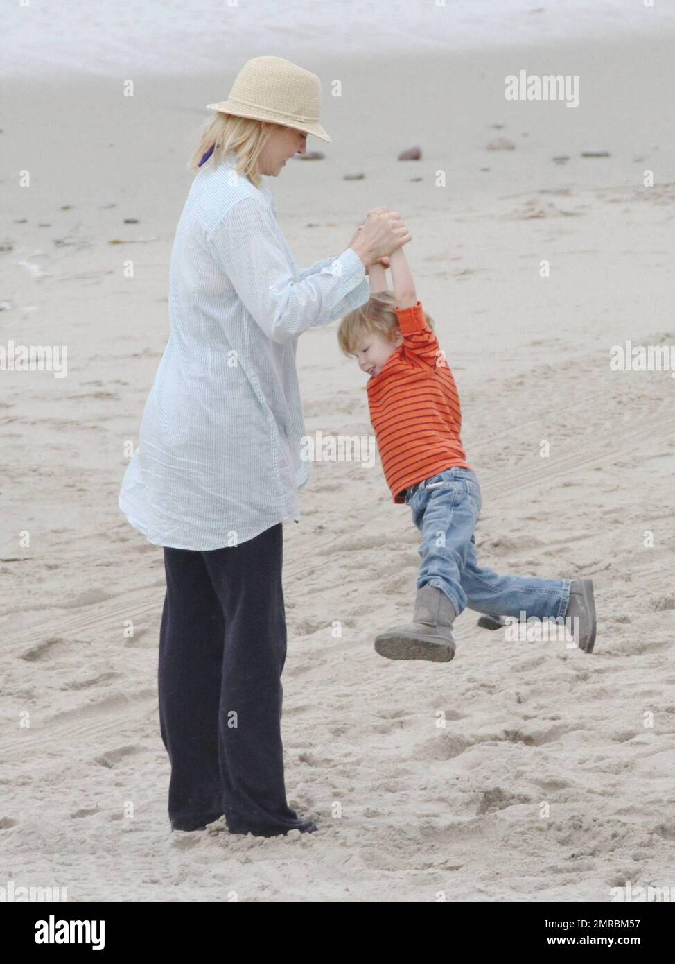 Actress Jenna Elfman has a great time on the set of "Friends with ...