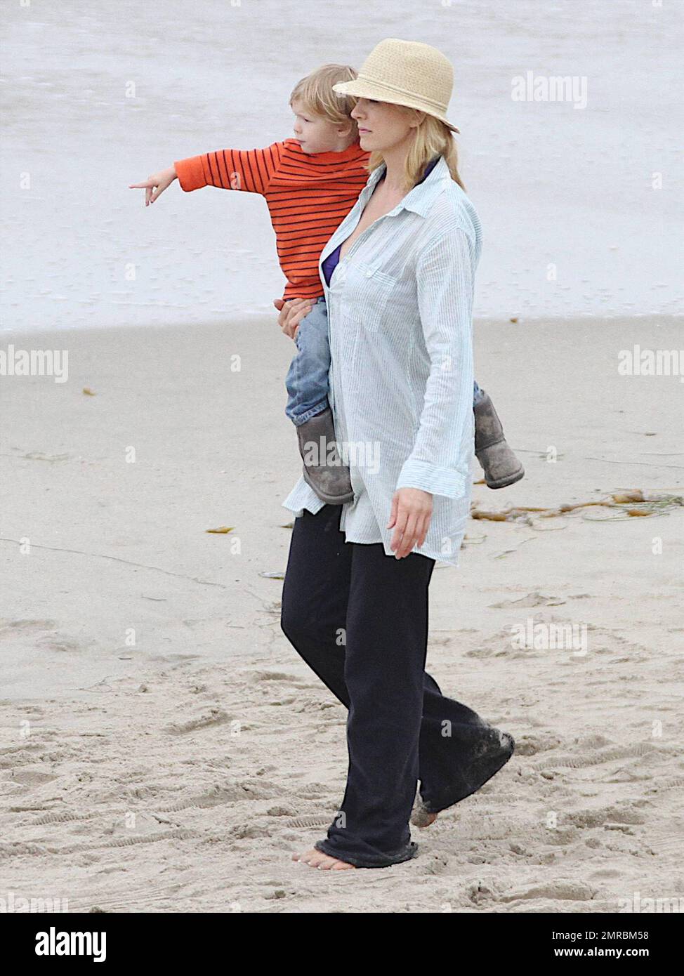 Actress Jenna Elfman has a great time on the set of "Friends with ...