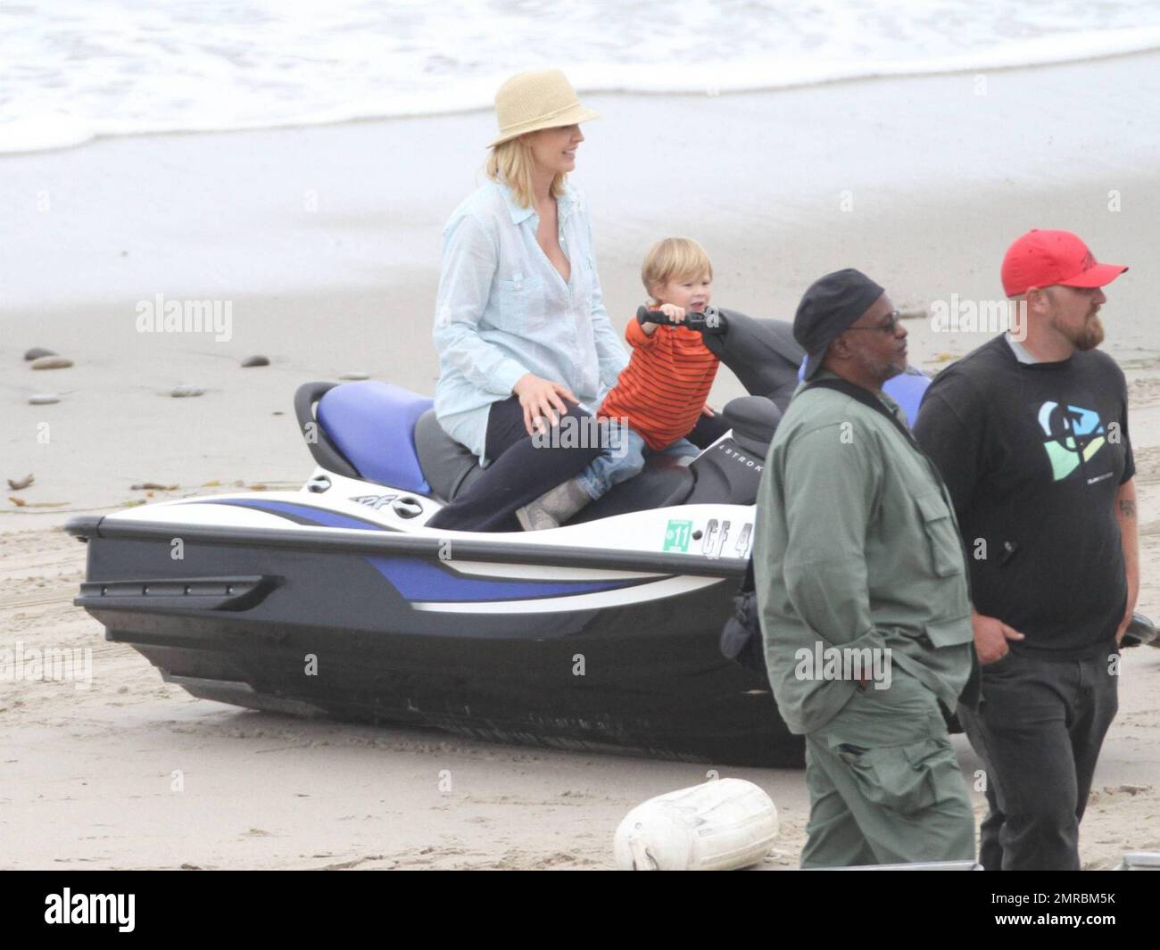 Actress Jenna Elfman has a great time on the set of "Friends with ...